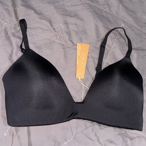 SKIMS | Intimates & Sleepwear | Skims Wireless Form Lightly Lined Bra ...
